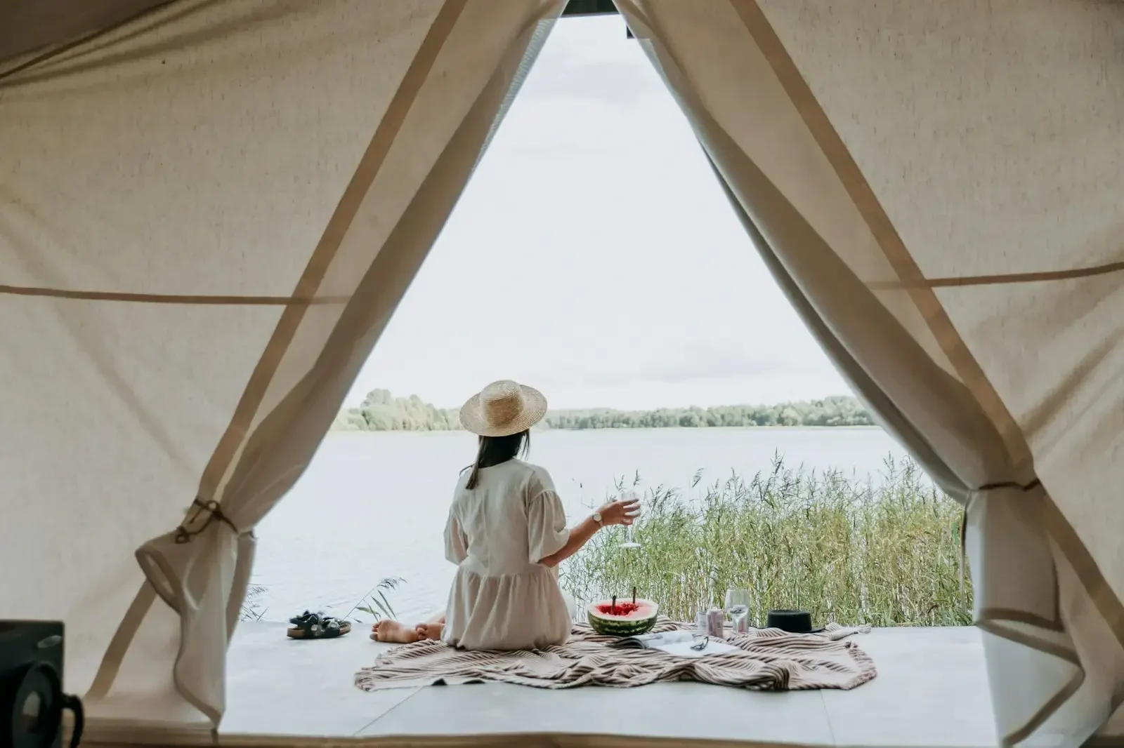 Floating Glamping: Tren Baru Berkemah di Atas Air dengan Pontoon ...